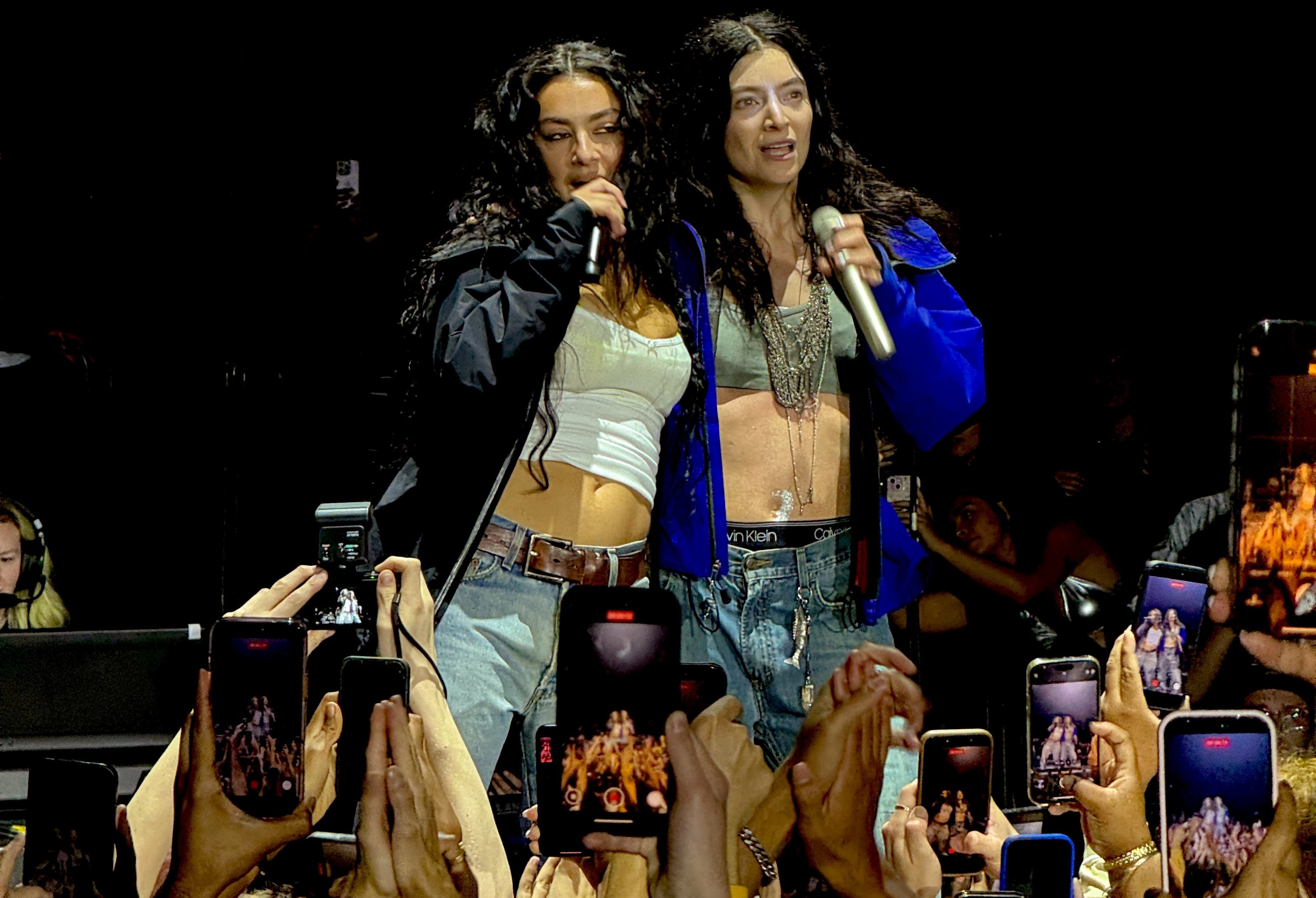 CHARLI XCX MAKES SURPRISE APPEARANCE AT LORDE’S LOS ANGELES SHOW – XO ...